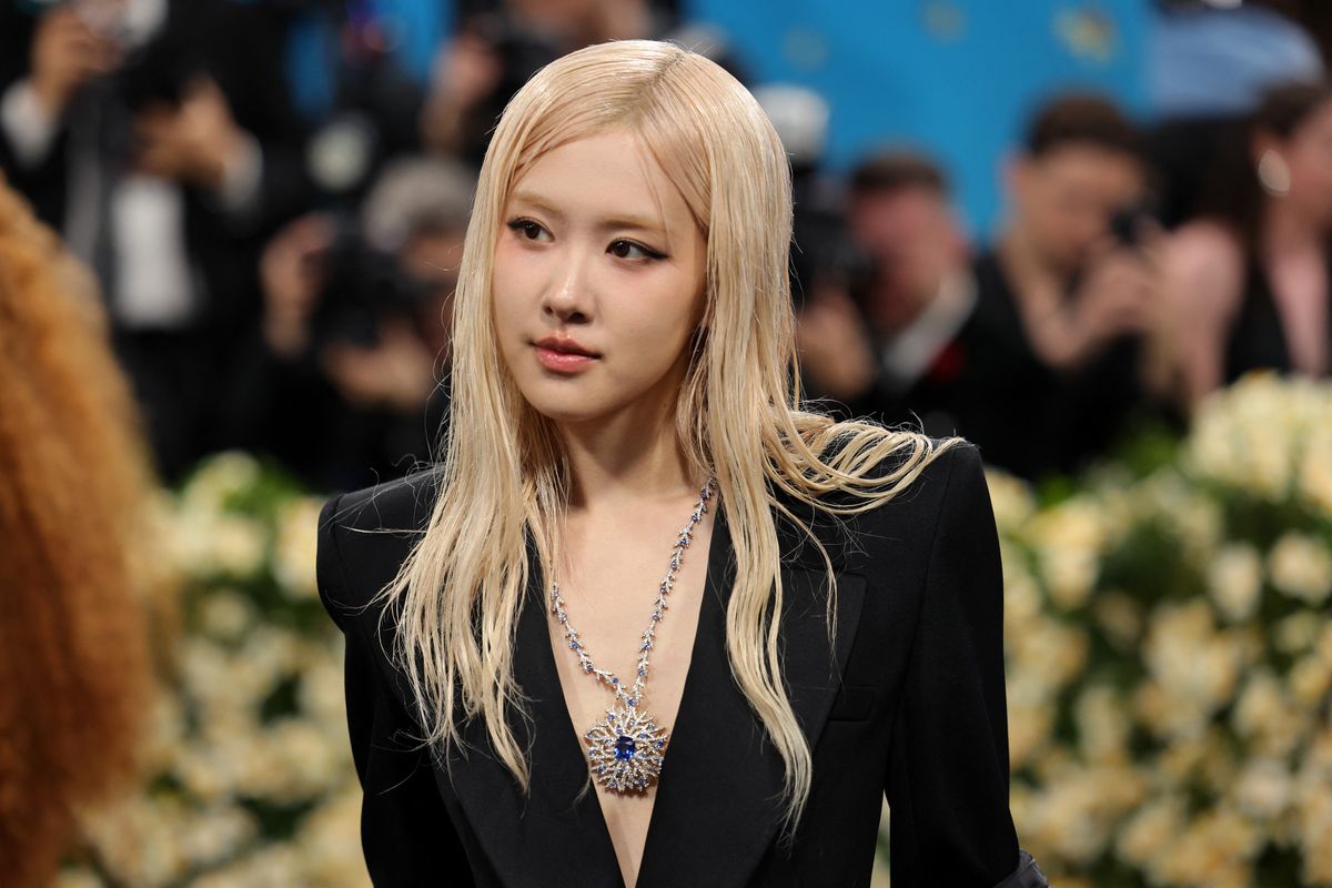 Rosé BLACKPINK Pecahkan Rekor Jadi Penyanyi K-Pop Wanita Pertama di Billboard Hot 100 - Sentra ...